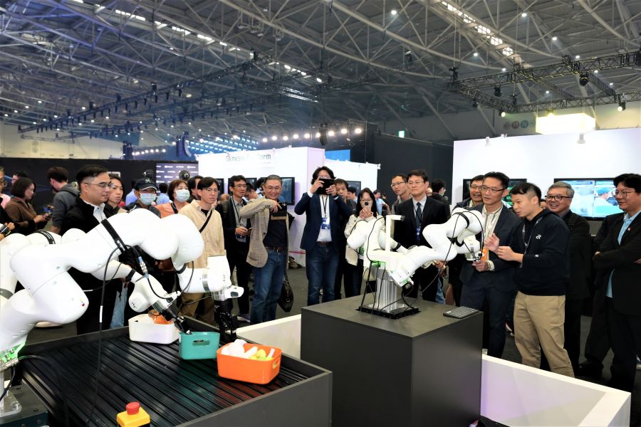 CTIMES/SmartAuto - 鴻海工業級AI人形機器人亮相 經濟部帶隊體驗遠端遙控手感:機器人